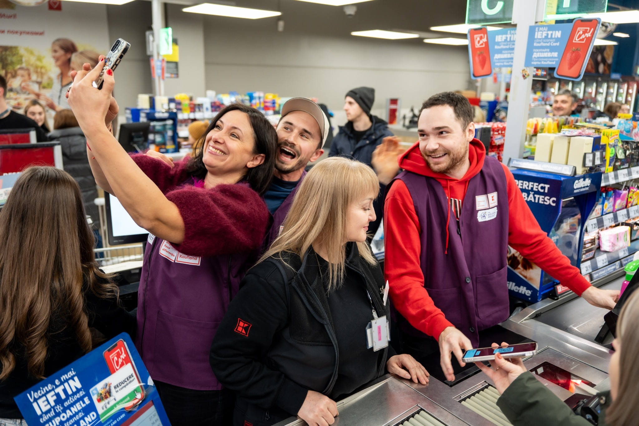 Zeci de persoane publice au devenit casieri pentru o zi. Peste 420.000 ...