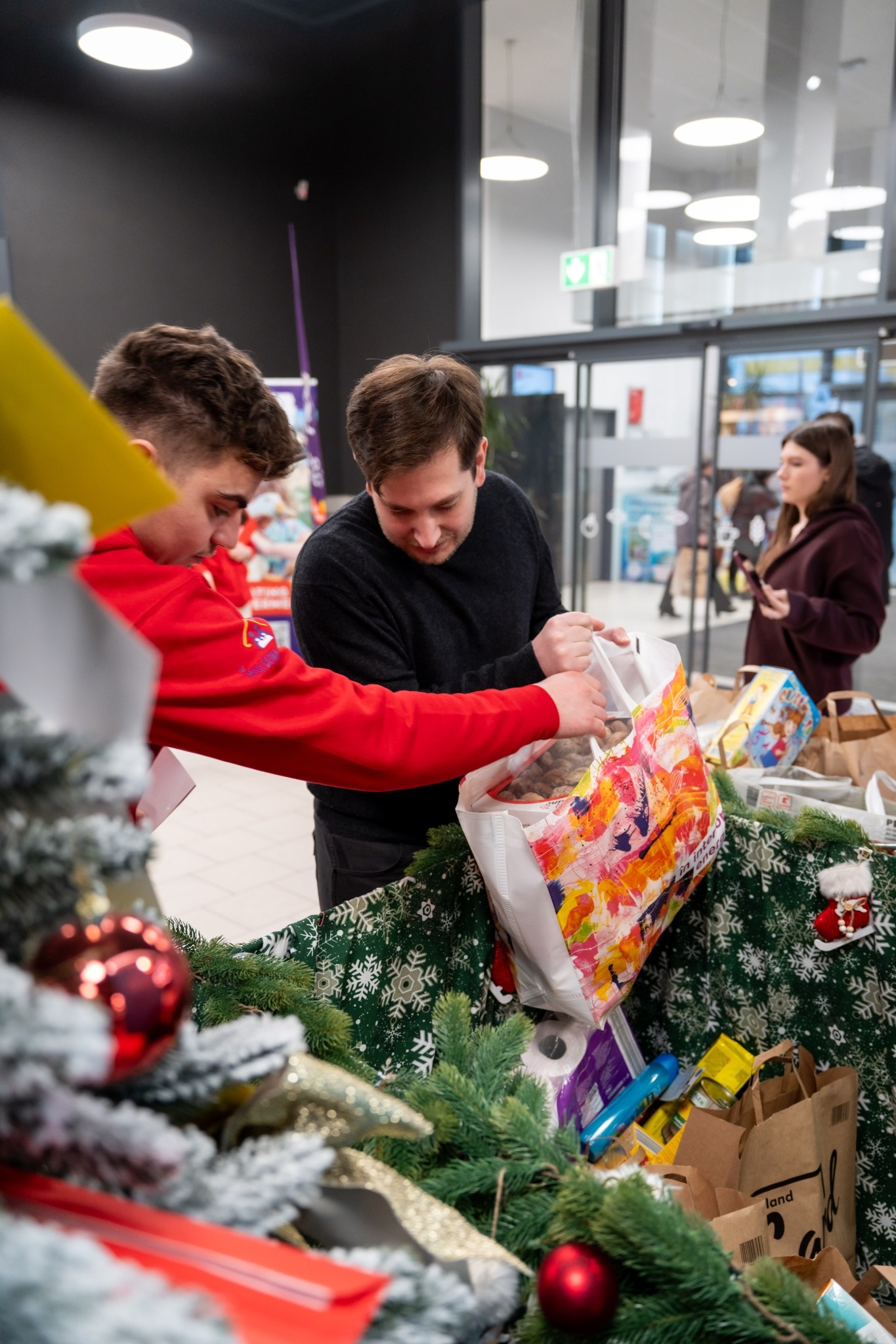 Zeci de persoane publice au devenit casieri pentru o zi. Peste 420.000 ...