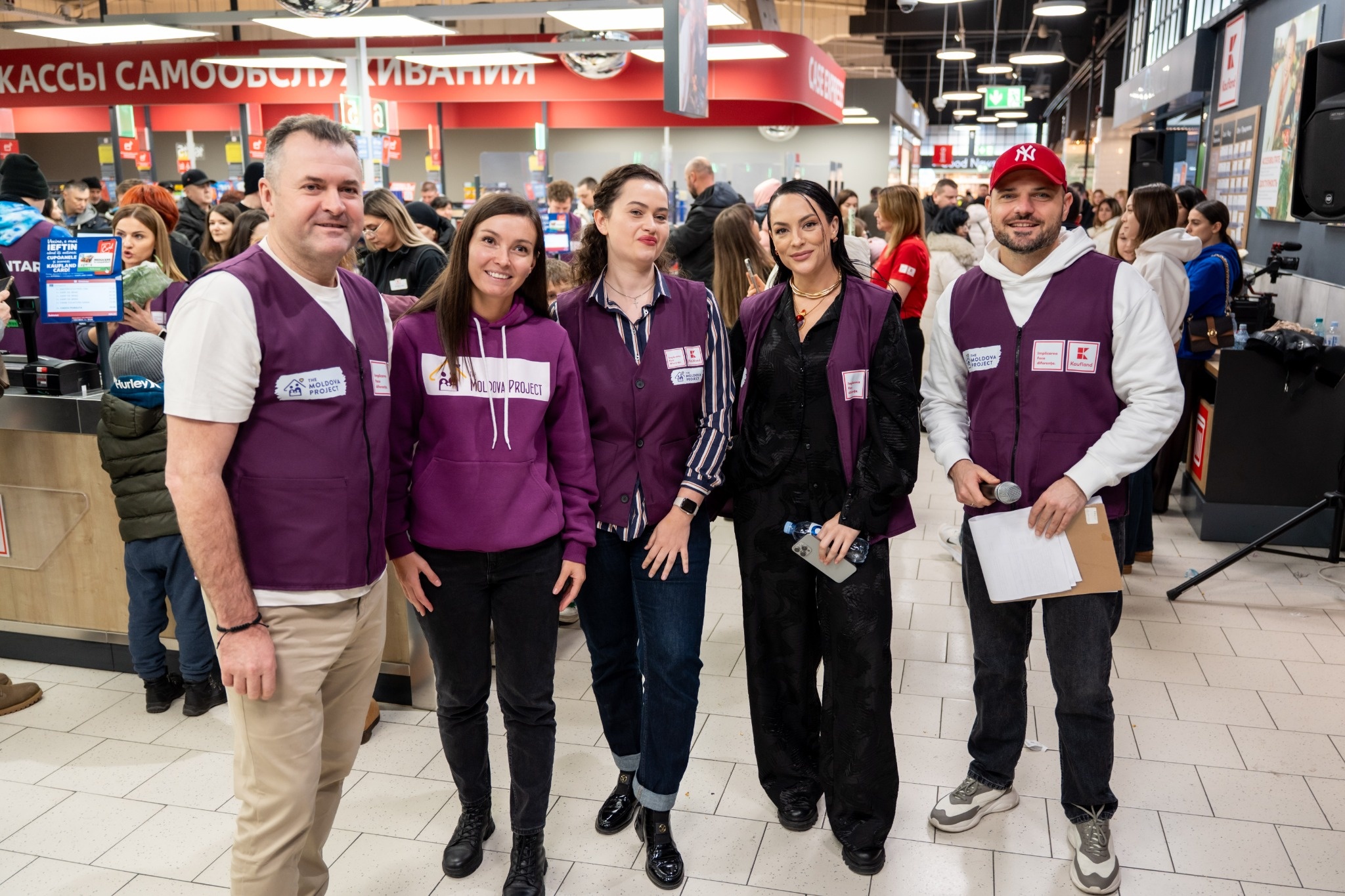 Zeci de persoane publice au devenit casieri pentru o zi. Peste 420.000 ...